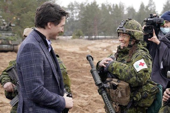 Trudeau prolonge la mission canadienne en Europe - Les Affaires