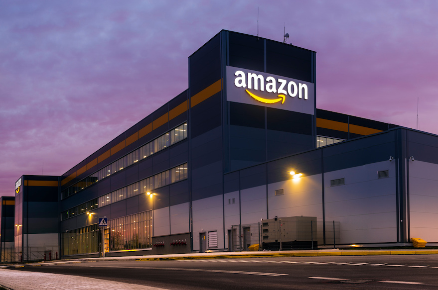 «Derrière le clic»: Amazon ouvre un entrepôt au public et soigne son ...