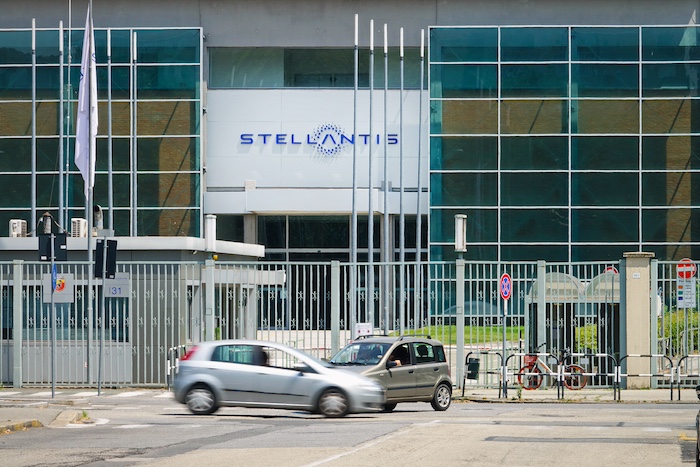 Stellantis plonge de plus de 7% à la Bourse de Paris après la démission ...