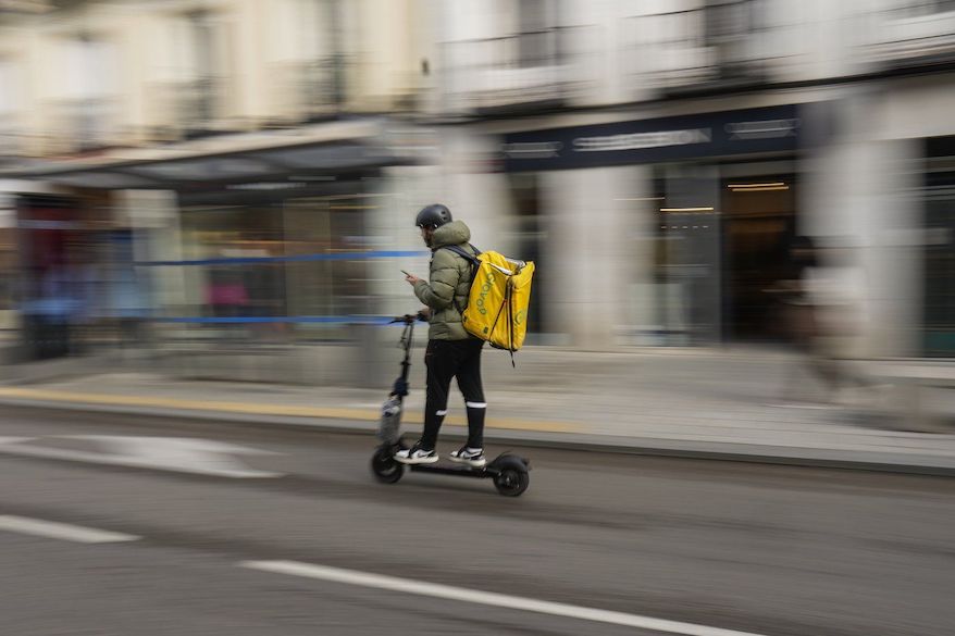 Delivery Hero va salarier ses livreurs à domicile en Espagne - Les Affaires