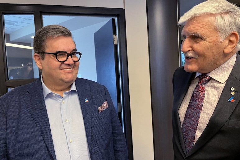 Coderre dépose officiellement sa candidature et menace de poursuivre ...