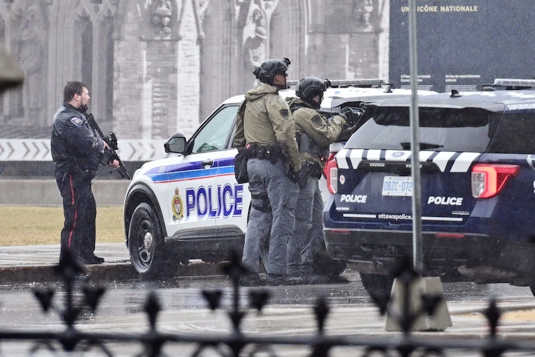 Une partie du Parlement fédéral a été placée en confinement à cause d ...