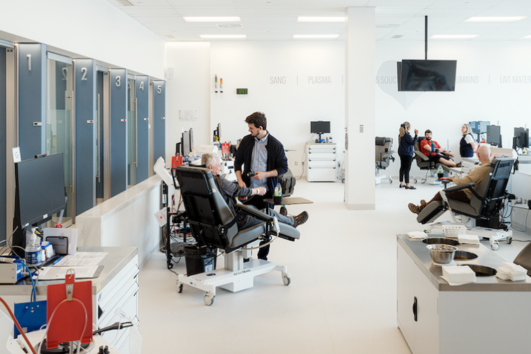 Héma-Québec veut réduire sa dépendance au plasma américain - Les Affaires