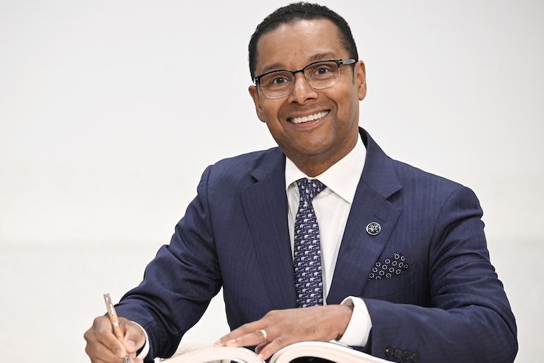 Lionel Carmant démissionne de son poste de ministre - Les Affaires