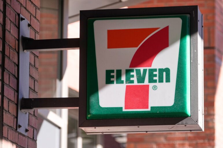7-Eleven prévoit de fermer 645 magasins au cours de l’exercice 2026 ...